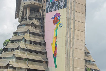 Abidjan Plateau: Embellissement de la façade de l'immeuble la Pyramide ...