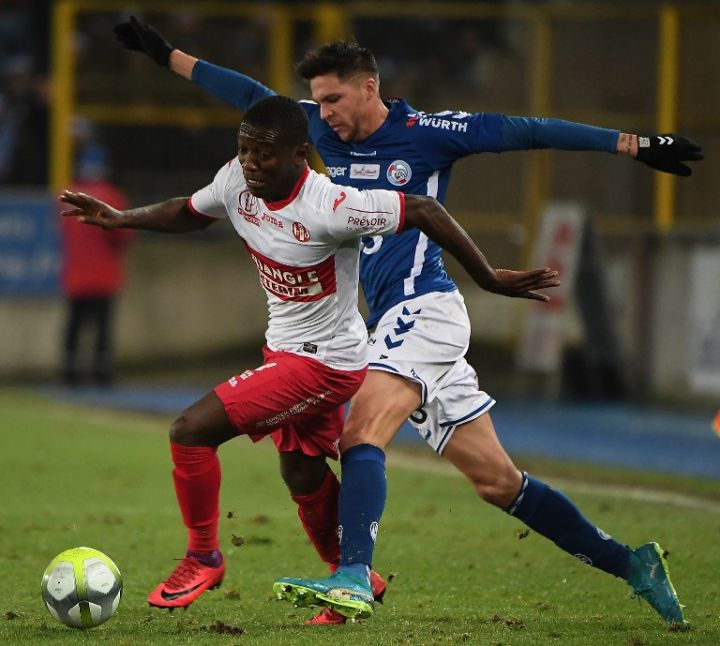 L`attaquant ivoirien de Toulouse, Max-Alain Gradel, rivalise avec le ...