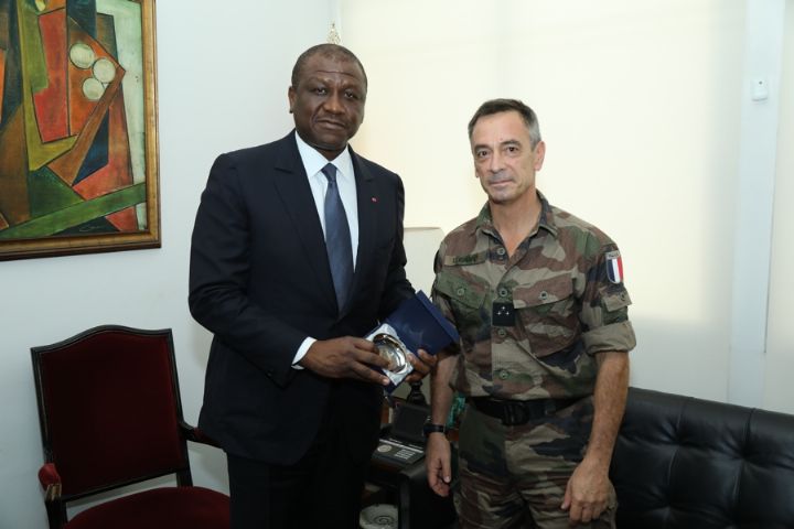 Le ministre ivoirien de la défense reçoit en audience le Contre Amiral ...