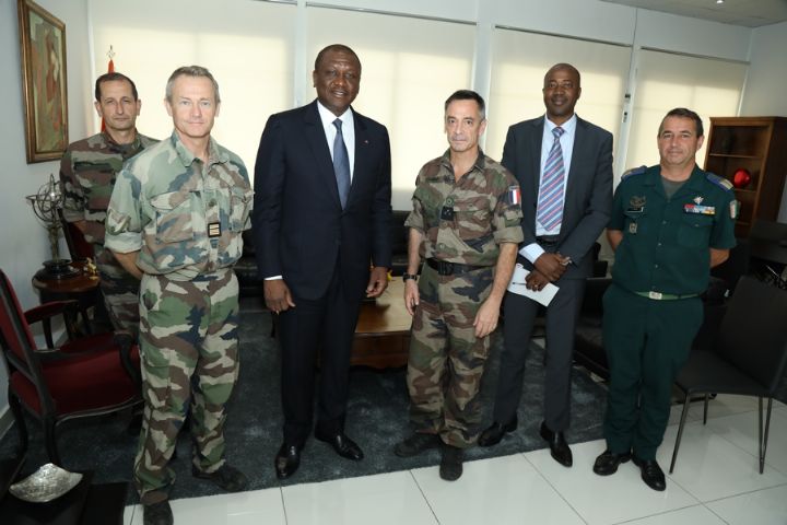 Le ministre ivoirien de la défense reçoit en audience le Contre Amiral ...