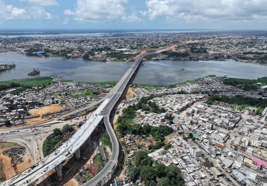 4e pont d'Abidjan : le Premier Ministre Robert Beugré Mambé s'imprègne de l'évolution des ...