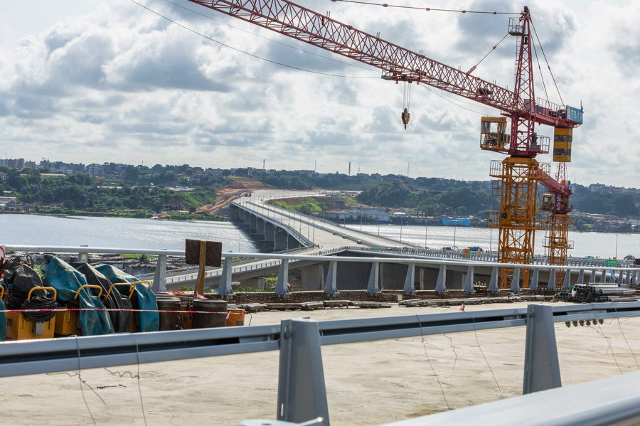 4e pont d'Abidjan : le Premier Ministre Robert Beugré Mambé s'imprègne de l'évolution des ...