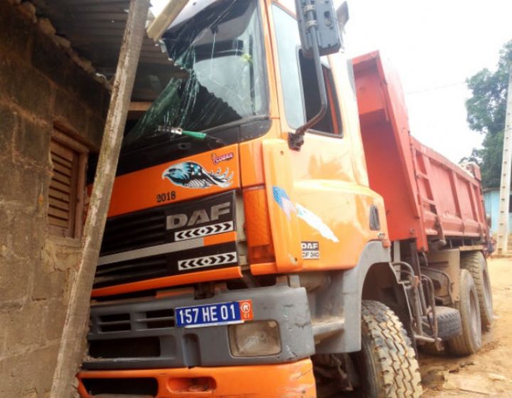 Drame évité au km 17 : un gros camion de ramassage de sable finit sa course dans une maison ...