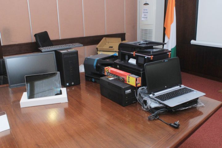 Le DGDI offre du matériel informatique au ministère de l`économie et ...