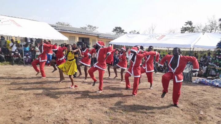 Toumodi: un arbre de Noël inédit et spécial offert aux enfants de ...