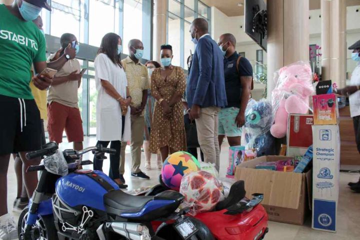 L`artiste sud-africaine Moncebo Zikode visite l`Hôpital Mère-Enfant de ...