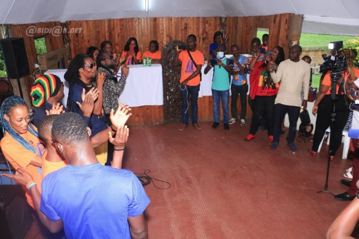 Conférence de presse de présentation du nouveau single l`humoriste ...