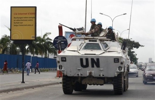 Une voiture de l`ONU stationnée dans une rue d`Abidjan - Abidjan.net Photos