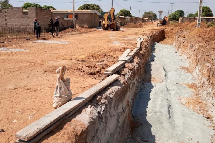 Travaux de bitumage des voiries urbaines de Madinani - Abidjan.net Photos