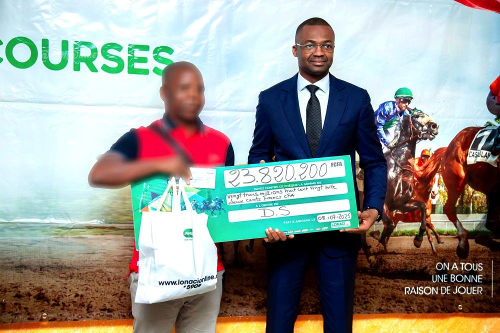 Cérémonie de remise de chèque aux gagnants du jeu PMU de la LONACI - Abidjan.net Photos