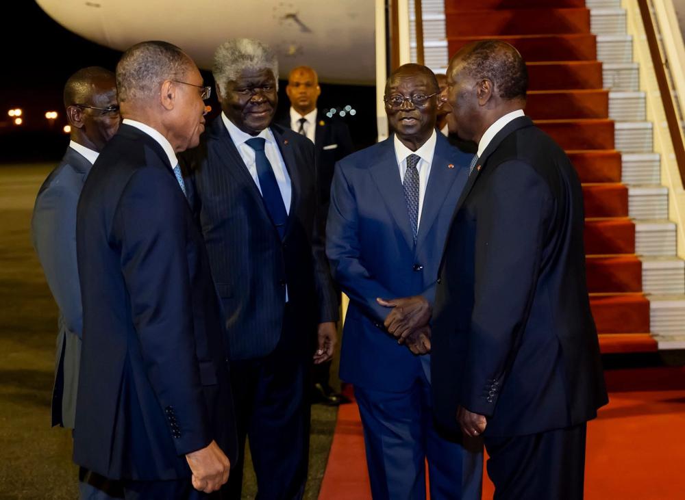 Côte d’Ivoire : le Président Alassane Ouattara a regagné Abidjan après un tête-à-tête à l’Élysée ...