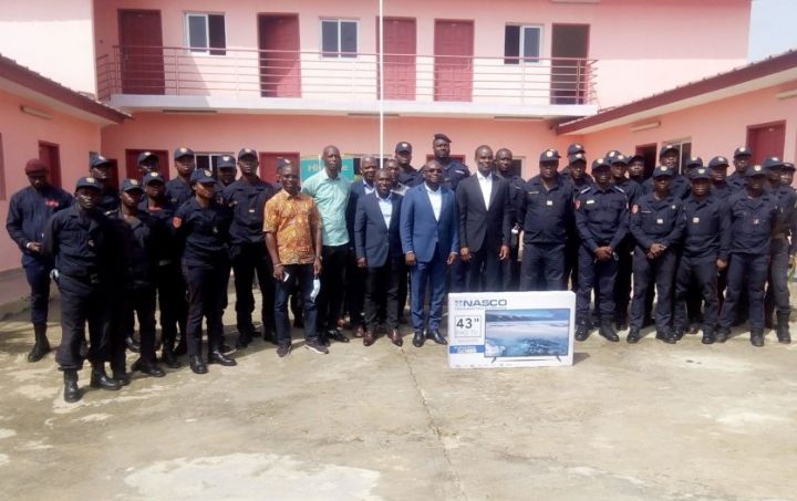 Le député-maire Issouf Doumbia et le Colonel-Major Issa Sako posant ...