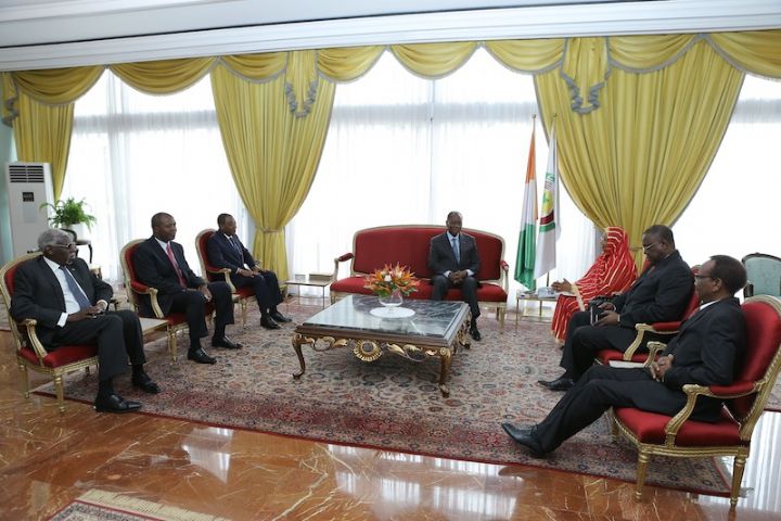 Le Président de la République, Alassane OUATTARA échange avec Mme ...