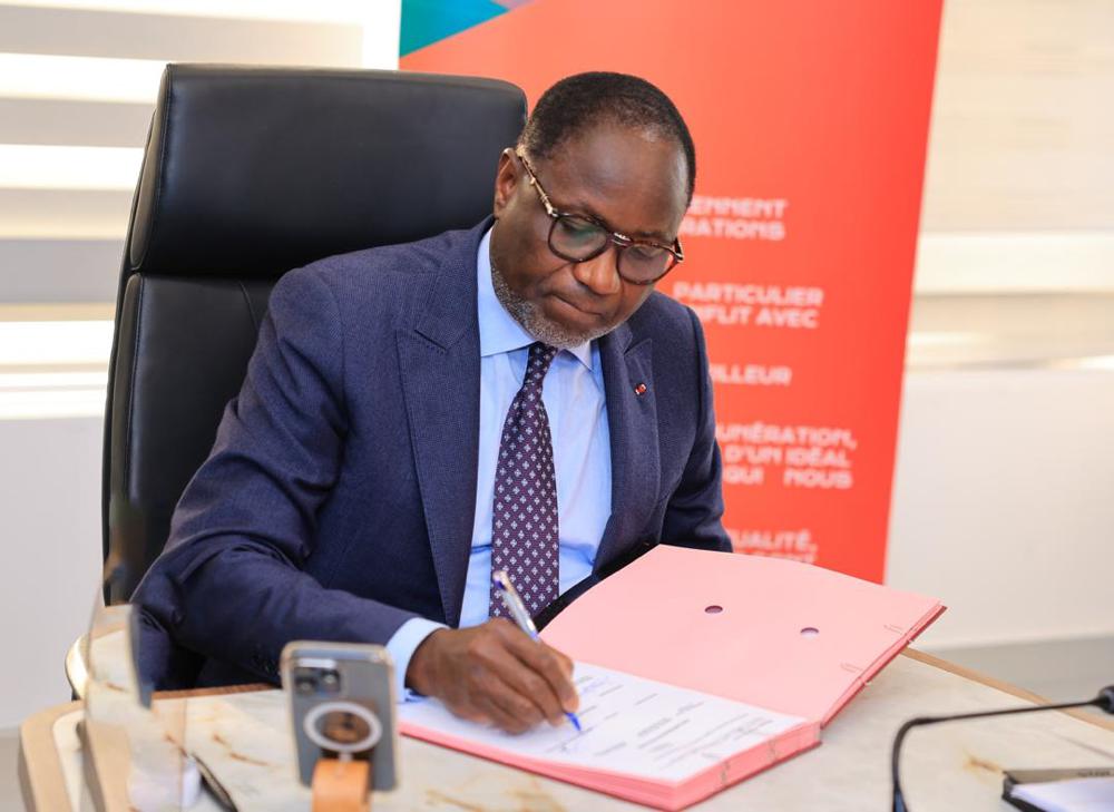 Exploration pétrolière : L’État ivoirien et le consortium ENI/PETROCI Holding signent un contrat ...