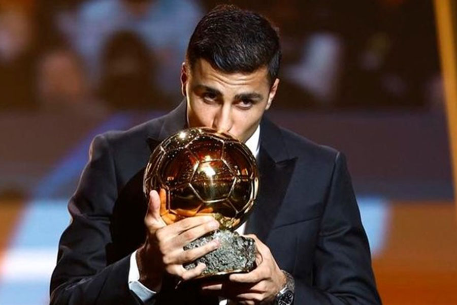 Foot Rodri Manchester City Espagne Remporte Le Ballon Dor 2024