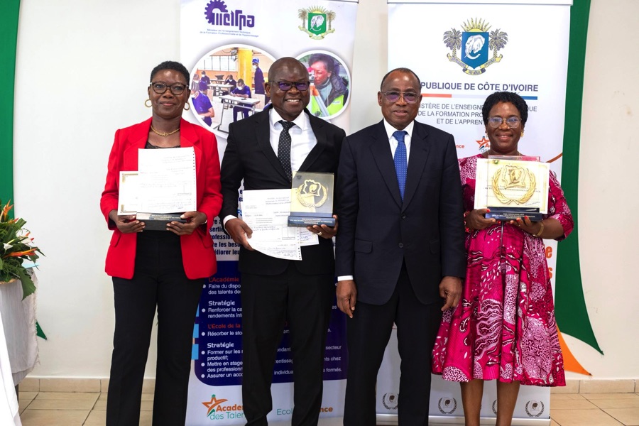 Le ministre Koffi N’guessan récompense les 2e et 3e prix au niveau de l'Enseignement technique ...