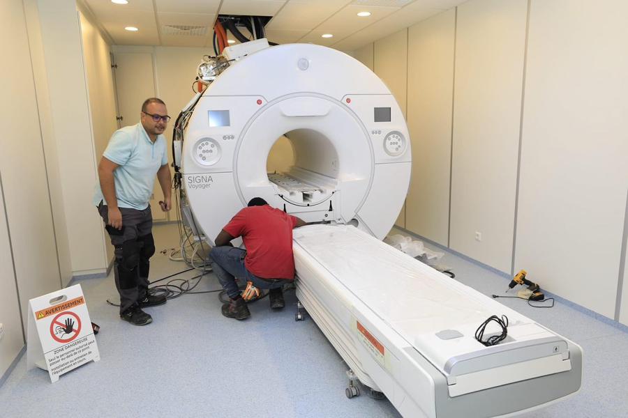 Le ministre Pierre N'Gou Dimba s'assure de l'installation d'IRM et de scanners dans les CHU de ...