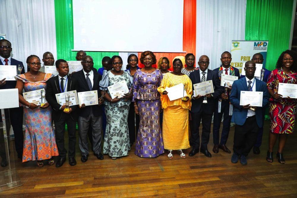 Ministère du Plan et du Développement: la ministre Nialé Kaba prime les meilleurs agents du ...
