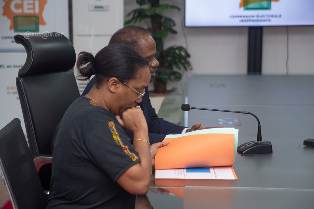 Présidentielle 2025 : le PPA-CI dépose le dossier de candidature de Laurent Gbagbo à la CEI ...