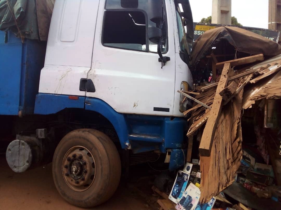 Tengrela: un camion finit sa course dans un magasin de fortune - Abidjan.net Photos