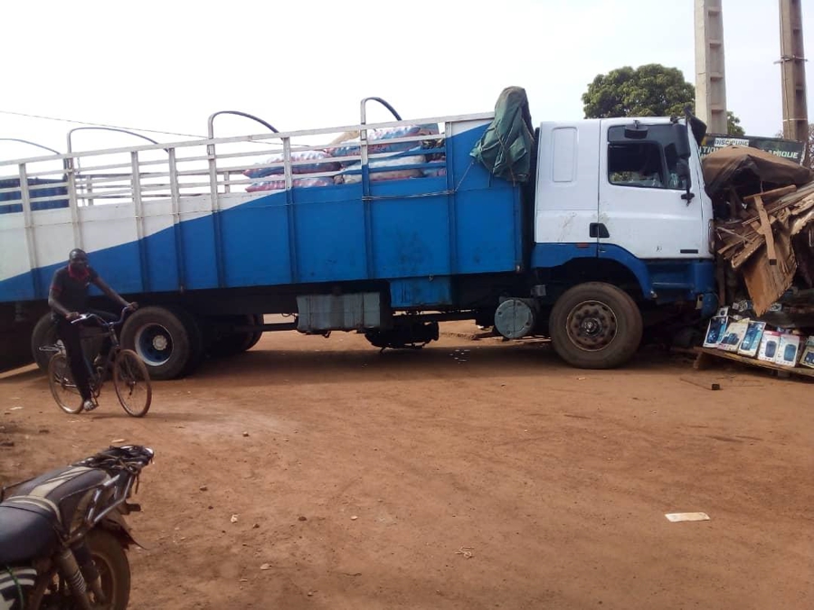 Tengrela: un camion finit sa course dans un magasin de fortune - Abidjan.net Photos